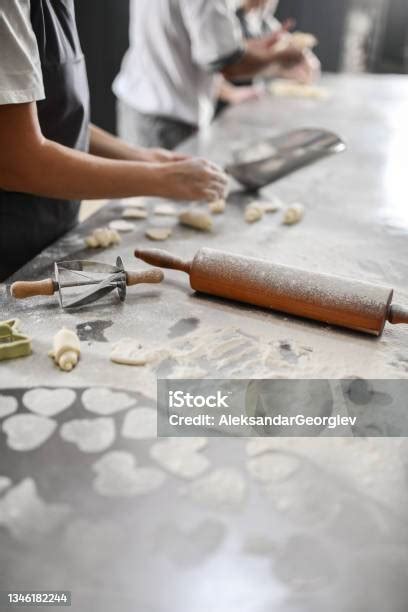 다양한 페이스트리를 만들기 위해 도구와 롤러 핀을 사용하는 바쁜 베이커리 팀 부엌에 대한 스톡 사진 및 기타 이미지 부엌 요리사 컷아웃 Istock