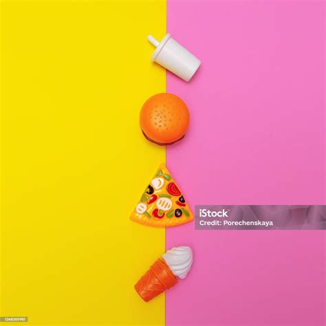 색깔의 배경에 플라스틱 정크 푸드 패스트 푸드 플랫 누워 최소한의 예술 고기에 대한 스톡 사진 및 기타 이미지 고기 고무 노랑 Istock