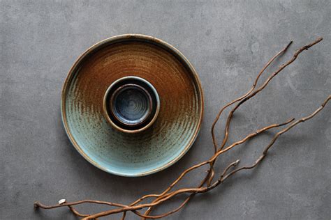 회색 콘크리트 거친 배경에 빈 세라믹 플레이트 돌 질감의 배경에 매트 요리 수제 세라믹 테이블 설정 깊은 그림자 도예에 대한 스톡 사진 및 기타 이미지 Istock