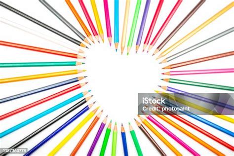 컬러 연필 흰색 배경에 그리기위한 컬러 연필 세트입니다 드로잉의 예술적 창의성 0명에 대한 스톡 사진 및 기타 이미지 0명 교육 날카로운 Istock