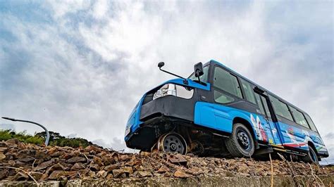 ‘버스기차 철로를 달리는 버스트레인 첫 주행