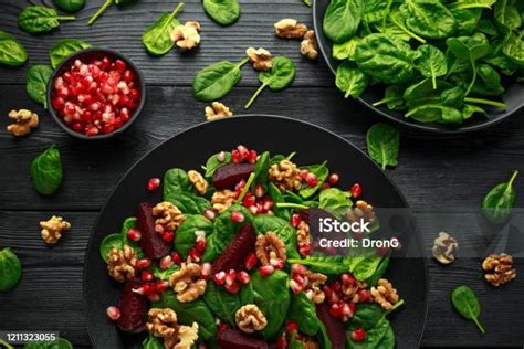 신선한 달콤한 아기 시금치 석류 씨앗과 사탕 호두와 건강한 비트 샐러드 건강한 비건 채식주의 자 식물 기반 식품 건강한 생활방식에 대한 스톡 사진 및 기타 이미지 Istock