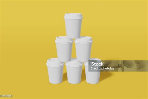 노란색 배경에 피라미드 모양의 뚜껑이 있는 6개의 종이 컵 모형 세트 3d 렌더링 0명에 대한 스톡 사진 및 기타 이미지 0