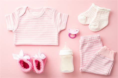 베이비 샤워 개념 분홍색 유아 옷 셔츠 바지 작은 양말 젖꼭지 우유 병과 고립 된 파스텔 분홍색 배경에 니트 부티의 상위 뷰 사진 0명에 대한 스톡 사진 및 기타 이미지