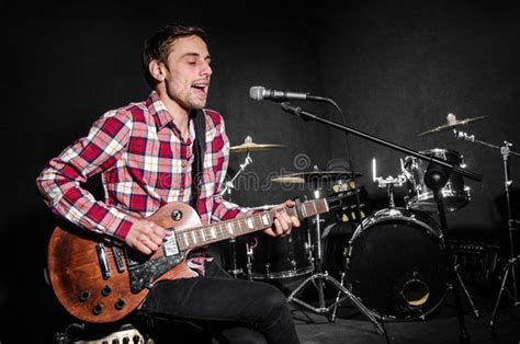 成人艺术家背景乐队音乐会 包图企业站