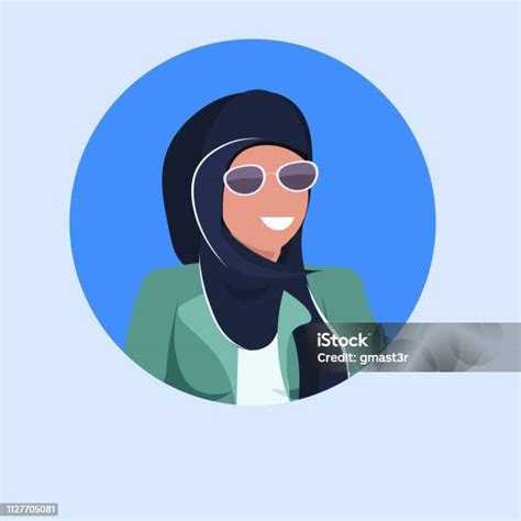 아랍 여자 얼굴 아바타 행복 아랍어 여자 착용 Hijab와 선글라스 무슬림 여성 만화 캐릭터 초상화 평평 블루 배경 개념에 대한 스톡 벡터 아트 및 기타 이미지 Istock