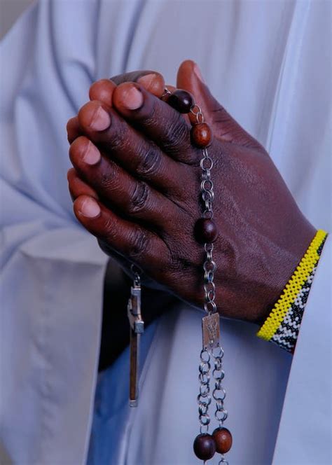 가톨릭 개인 공간 거룩한 검은 피부 고요한 고요함 기도 기도 구슬 기도하는 손 기독교 내면의 평화 명상 묵상 묵주 문화 믿음 반사 소매 손