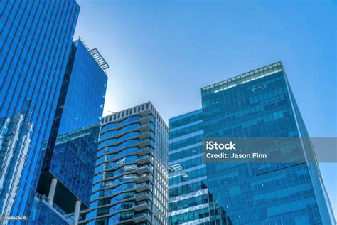 텍사스 오스틴에서 반사 유리 외관이 있는 건물의 낮은 각도 보기 0명에 대한 스톡 사진 및 기타 이미지 0명 개발 건축 Istock