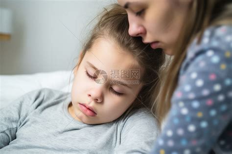 妈妈照顾生病的孩子高清图片下载 正版图片600274720 摄图网
