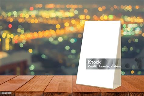 나무 테이블 또는 카운터 여름 풍경 푸른 하늘 구름 Vibrantly 화려한 배경 빈 탑 제품 표시 몽 타 쥬에 사용할 수 있습니다 또는 귀하의 제품을 표시 0명에 대한