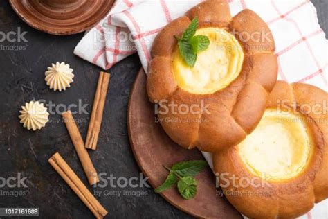 검은 콘크리트 배경과 린넨 직물에 커피 한 잔과 사워 크림 빵 상단 보기 평평한 평지 클로즈업 갈색에 대한 스톡 사진 및 기타 이미지 Istock