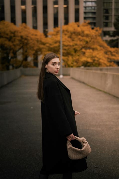 가을 가을 색 가을 패션 가을의 스타일 갈색 스카프 걷고 있는 경치가 좋은 계절 고상한 고요한 공원 공원 설정 나무 나뭇잎 낮 단풍 도시 공원