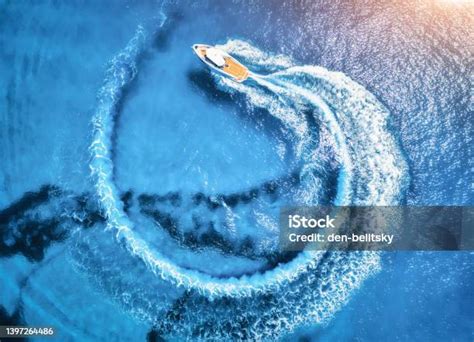 여름에 일몰에 맑은 푸른 물에 스피드 보트의 공중 보기 지중해에서 빠른 부동 요트의 무인 항공기에서 최고 보기 터키 올루데니즈 여행 모터보트가 있는 열대 풍경 0명에 대한