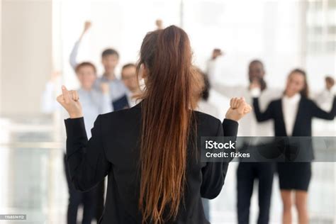 성공적인 여성 팀 리더가 연설을 통해 동료들에게 동기를 부여합니다 사무실에 대한 스톡 사진 및 기타 이미지 사무실 만들기