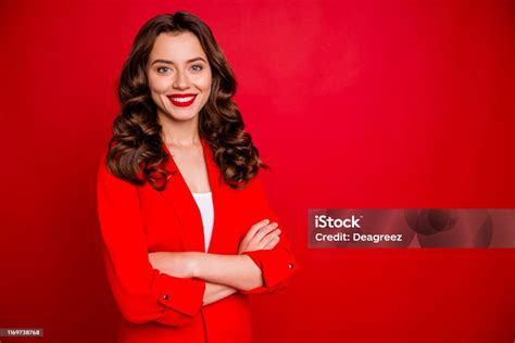 아름다운 비즈니스 레이디 와 크로스 팔 옷을 입고 정장 착용 빨간 재킷 고립 된 부르고뉴 배경 미소에 대한 스톡 사진 및 기타