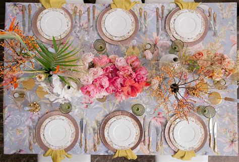 축제 테이블 장식입니다 파스텔 색상입니다 럭셔리 웨딩 파티 생일입니다 노란 열매입니다 구리의 자 및 요리 금색과 은색의 칼 붙이 중국 유럽 Chinoiserie 스타일입니다