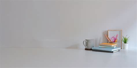 복사 공간이있는 흰색 테이블에 책 커피 컵 액자 및 화분 공장이있는 최소한의 작업장 0명에 대한 스톡 사진 및 기타 이미지 0명 가구 가정 생활 Istock