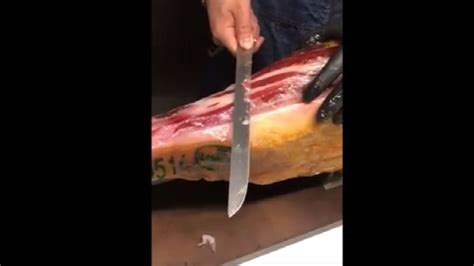 第一次见这么大的火腿 一小片切下来 也不知道好不好吃 凤凰网视频 凤凰网