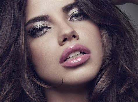 Top 10 Hottest Women In The World 2022