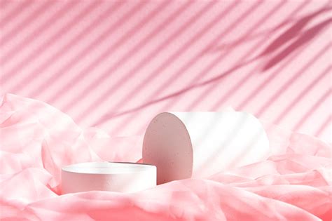 파스텔 핑크 배경에 빈 흰색 연단 하드 섀도우 최소한의 기하학적 연단 기하학적 모양이 있는 장면입니다 화장품 의 프리젠 테이션을위한 빈 쇼케이스 가벼운에 대한 스톡 사진 및