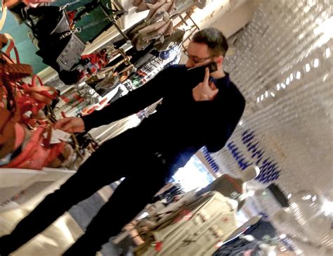 ФОТО БОМБА В ПИК Вижте Антон Хекимян по малка нужда в мола ПАПАРАШКИ СНИМКИ Информационна