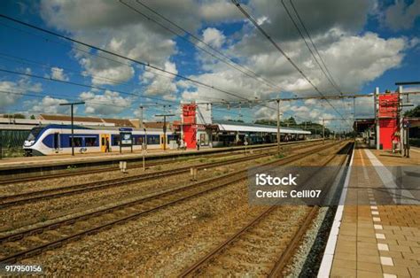 기차 역 플랫폼 철도 레일 및 비 스프에 파란 흐린 하늘에 기관차 중지 합니다 객차에 대한 스톡 사진 및 기타 이미지 객차