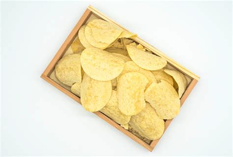 클리핑 경로 파일의 흰색 배경에 고립 된 나무 트레이에 노란색 튀김 감자 칩 0명에 대한 스톡 사진 및 기타 이미지 0명 감자 요리 감자튀김 Istock
