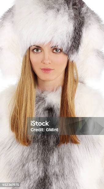 겨울맞이 인물 사진 스타일리쉬 젊은 여자 입고 모피 코트 백인종에 대한 스톡 사진 및 기타 이미지 백인종 사람들 사진 이미지 Istock