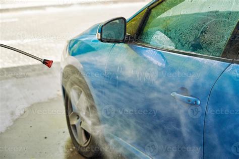 Voiture De Nettoyage Avec De Leau à Haute Pression à La Station De Lavage De Voiture 13226676