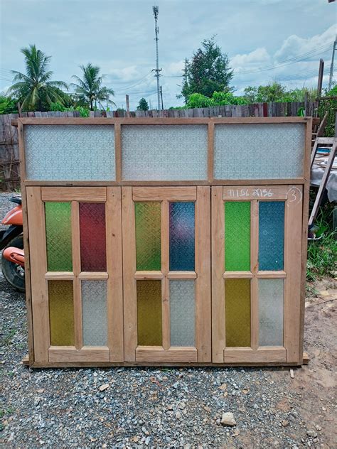 🙀หน้าต่างไม้สัก กระจกสีดอกพิกุล พร้อมวงกบ กระจกครบจ้า ขนาด กว้าง 156 สูง 136 Cm 👉มี 3 ชุด ชุดละ