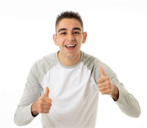 Feche Acima Do Retrato Do Homem Surpreendido E Feliz Que Comemora A Vit