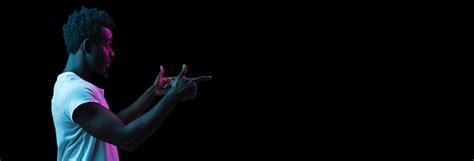 네온 빛에 어두운 배경에 고립 된 젊은 아프리카 계 미국인 남자 25 29세에 대한 스톡 사진 및 기타 이미지 25 29세 개념 거리 Istock