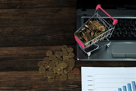 종이 작업 비즈니스 계획 비전 및 금융 분석 개념에 트롤리와 노트북 노트북 컴퓨터와 금융 그래프 동전 더미의 단계 개념에 대한 스톡 사진 및 기타 이미지 Istock