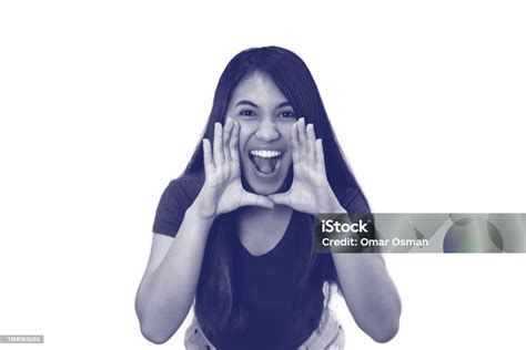 다양한 아시아 여자 와 외치다 그녀의 손 주위에 그녀의 입 으로 고립 된 파란색 듀오톤 효과 흰색 배경 원조에 대한 스톡 사진 및 기타 이미지 Istock