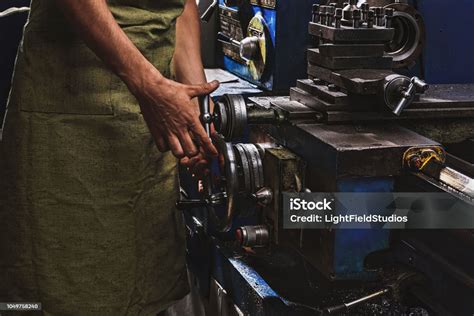 공장에서 기계 도구를 사용 하 여 보호 앞치마에 남성 제조 작업자의 이미지를 자른 강철에 대한 스톡 사진 및 기타 이미지 강철 공장 산업 건물 금속 Istock