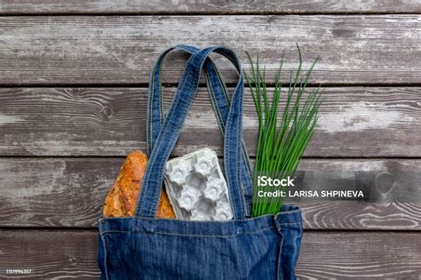 나무 배경 편평한 누워에 블루 데님 시장 가방에 신선한 농산물 폐기물 지구의 날 플라스틱 없는 최소화를 위한 Eco 친절 한 재사용할 것 이다 쇼핑 백 0명에 대한 스톡