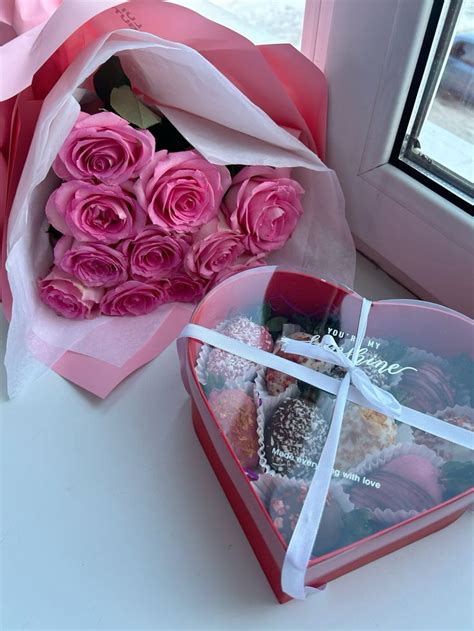 Подарочек клубника в шоколаде цветы розы цветы сюрприз розовые цветы клубника шоколад 11 роз и