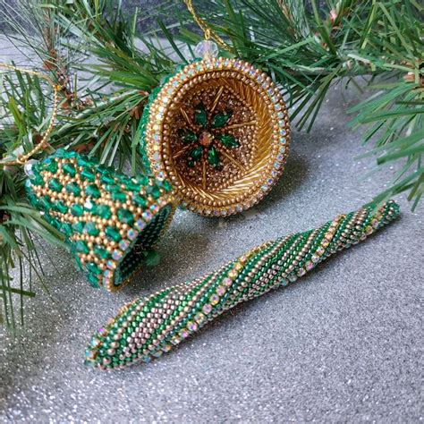 Елочные игрушки из бисера In 2024 Ornaments Diy Christmas Baubles Beaded Jewelry