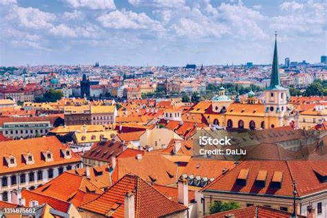프라하 시 체코의 붉은 지붕 스카이 라인에 최고 전망 테라코타 지붕 타일 프라하 체코 프라하 도시의 공중 보기 프라하의 테라코타 지붕이 있는 올드타운 건축물 0명에 대한