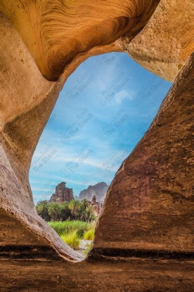 ذا ستوك لقطة جوية لسلسلة من الجبال الصخرية في وادي الديسة بتبوك في