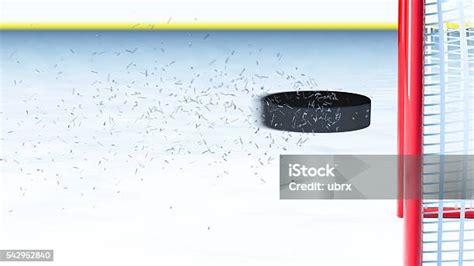 Terbang Ke Gawang Keping Hoki Meninggalkan Jejak Pecahan Es Foto Stok