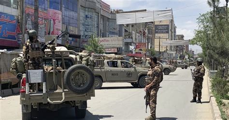 무장괴한 병원 공격 현장 도착한 아프간 보안군