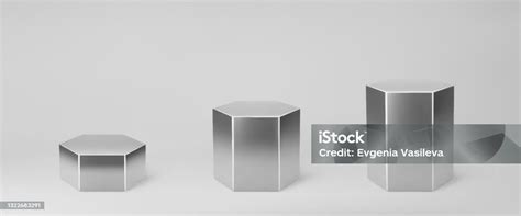 실버 3d 육각형은 회색 배경에 고립 된 원근으로 전면 보기와 레벨을 설정합니다 육각 기둥 크롬 강관 박물관 단계 받침대 또는