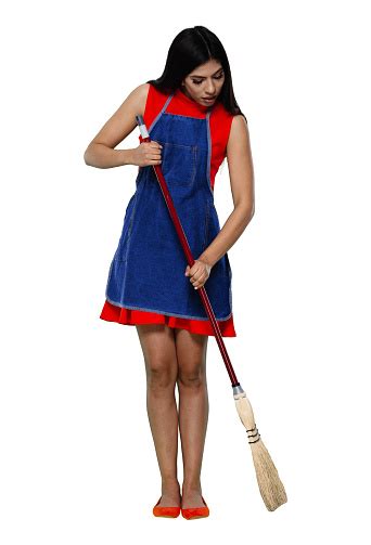 전면보기 1 인 전체 길이 2029 세 성인 아름 다운 검은 머리 긴 머리 라틴 아메리카 히스패닉 민족 여성 젊은 여성 관리 청소기 수동 노동자 서 서 앞치마 드레스 하이힐