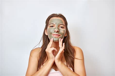 소녀는 얼굴 관리를 위해 푸른 점토를 사용합니다 뷰티 컨셉 스킨 케어 화장품 페이스리프트 미용실 주름 제거 20 24세에 대한 스톡 사진 및 기타 이미지 Istock