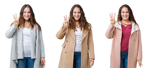 아름 다운 콜라주 플러스 크기 여자 입고 겨울 자 켓 격리 된 배경에 보여주는 고 손가락으로 가리키는 자신감과 행복 미소 하는 동안 3 번 가리키기에 대한 스톡 사진 및