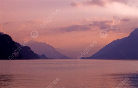 ブリエンツの夕暮れ時のスイスの湖 写真背景 無料ダウンロードのための画像 Pngtree