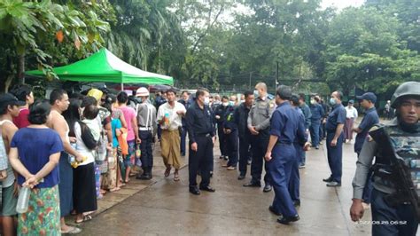 ရန်ကုန်မြို့တော်ဝန် ဦးဗိုလ်ဋ္ဌေး ကမာရွတ်မြို့နယ်အတွင်း ရွေ့လျားစျေးကားဖြင့် စျေးရောင်း ချပေးနေမ