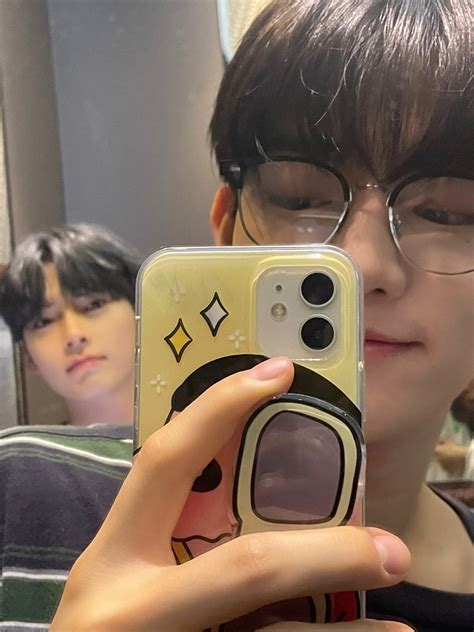[잡담] 장하오 셀카 뒤에 성한빈 빼꼼 나온게 너무 귀여워서 인스티즈 Instiz 연예 카테고리