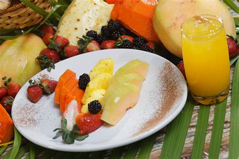 파인애플 파파야 멜론 딸기 검은 딸기와 과일 칵테일 오렌지 주스와 미국의 커피 함께 0명에 대한 스톡 사진 및 기타 이미지 Istock